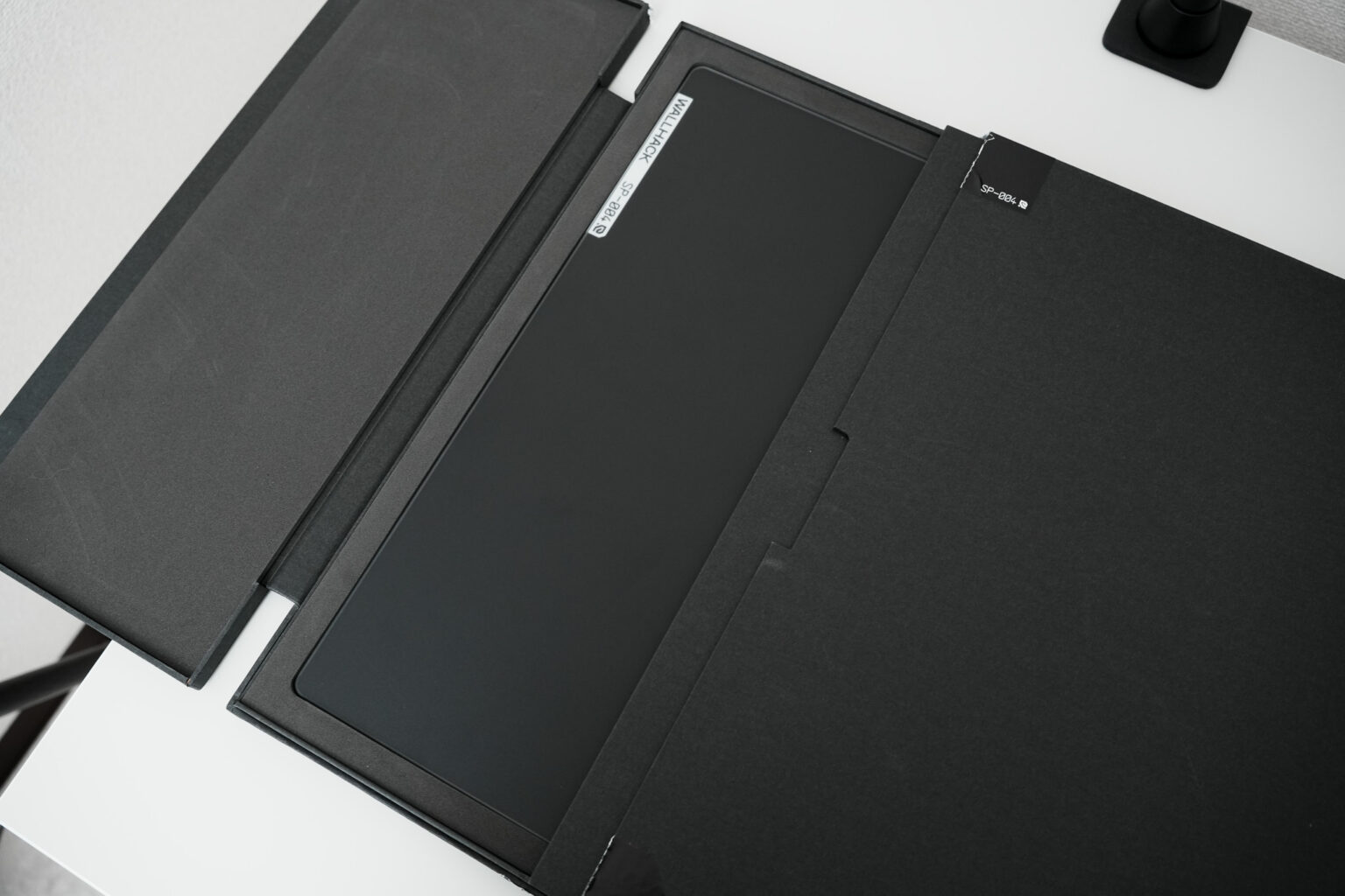 WALLHACK SP-004 レビュー：刷新された新世代のガラスマウスパッド | Xrosshair