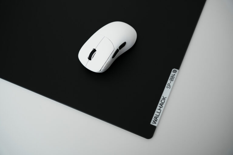 WALLHACK SP-004 レビュー：刷新された新世代のガラスマウスパッド | Xrosshair