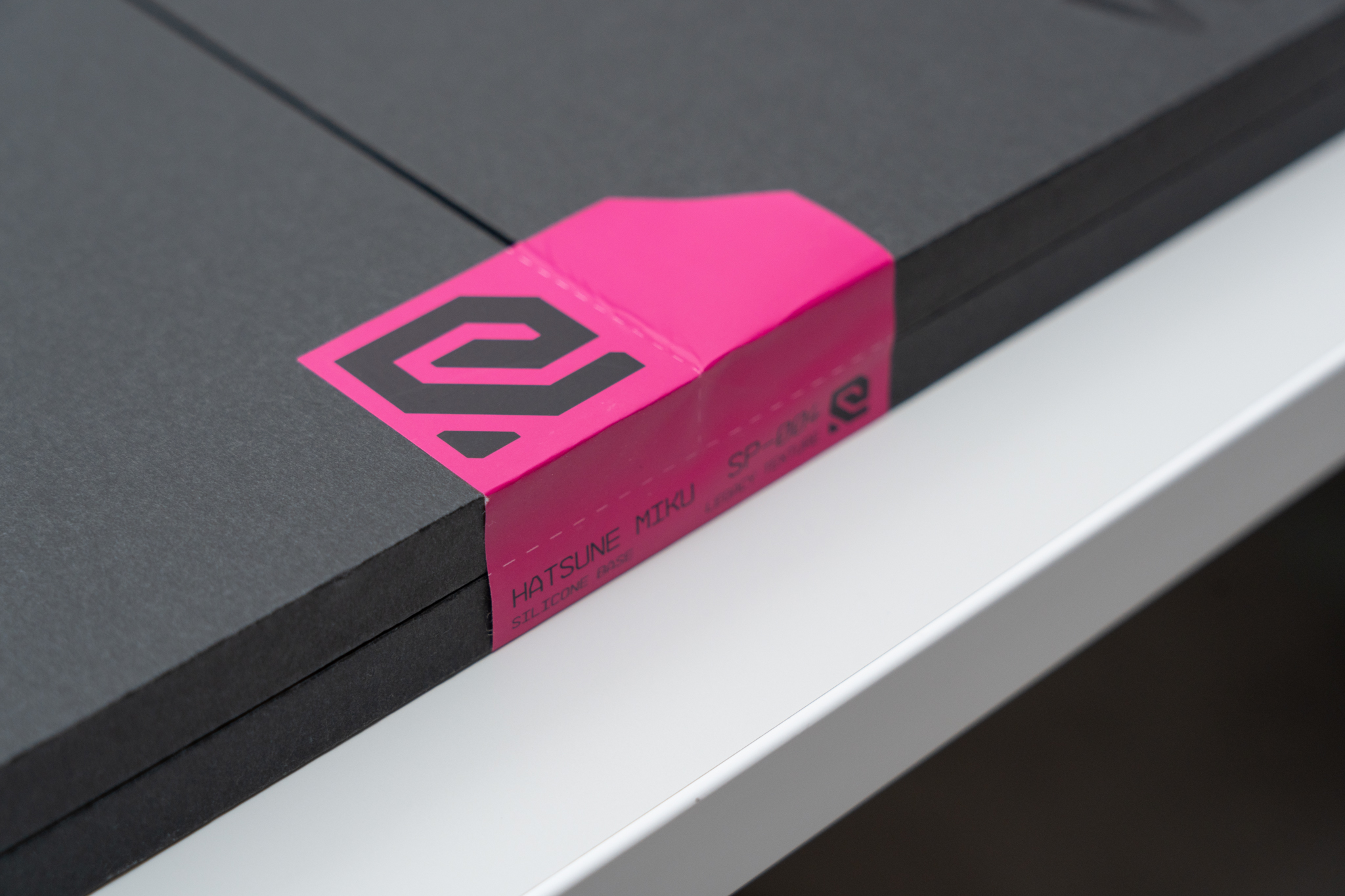 WALLHACK SP-004 Hatsune Miku レビュー：初音ミクとコラボレーションした定番ガラスマウスパッド | Xrosshair